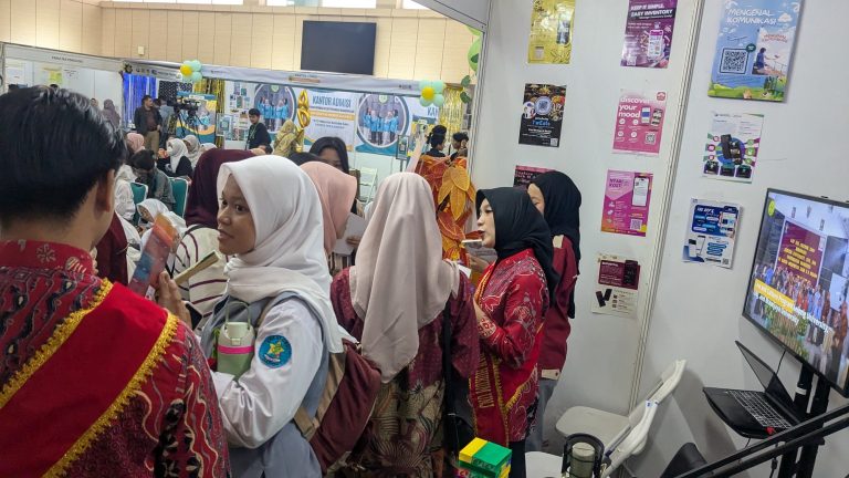 Lab Podcast Unjuk Karya di Pameran Pendidikan UNJ 2025 - Prodi Humas ...