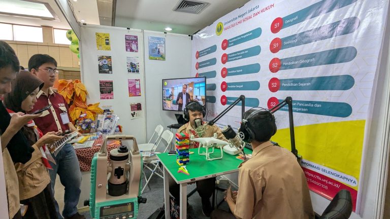 Lab Podcast Unjuk Karya di Pameran Pendidikan UNJ 2025 - Prodi Humas ...