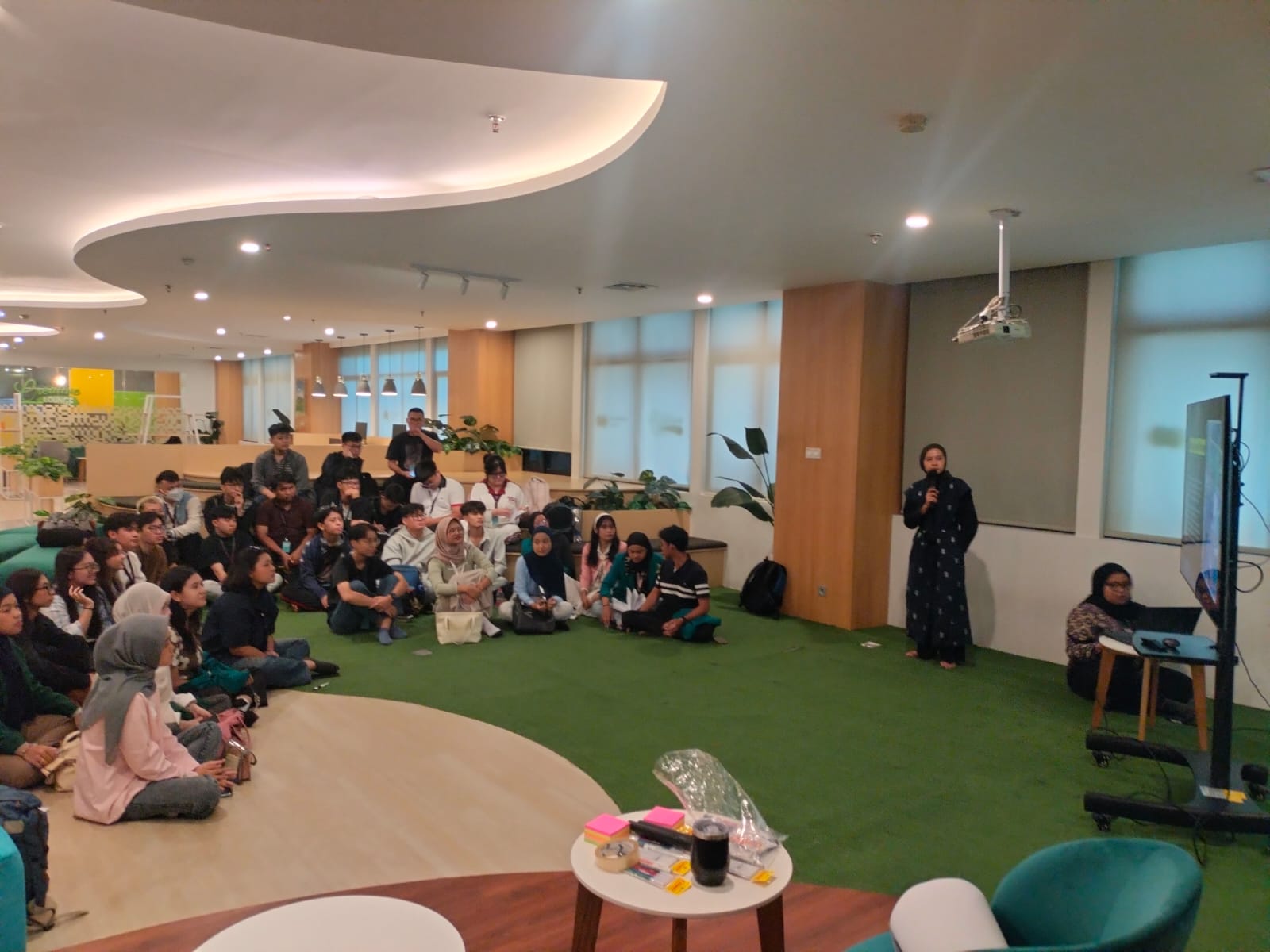 Dari Ho Chi Minh ke Jakarta: Mahasiswa UMT Pelajari Social Media Marketing dan Intercultural ...